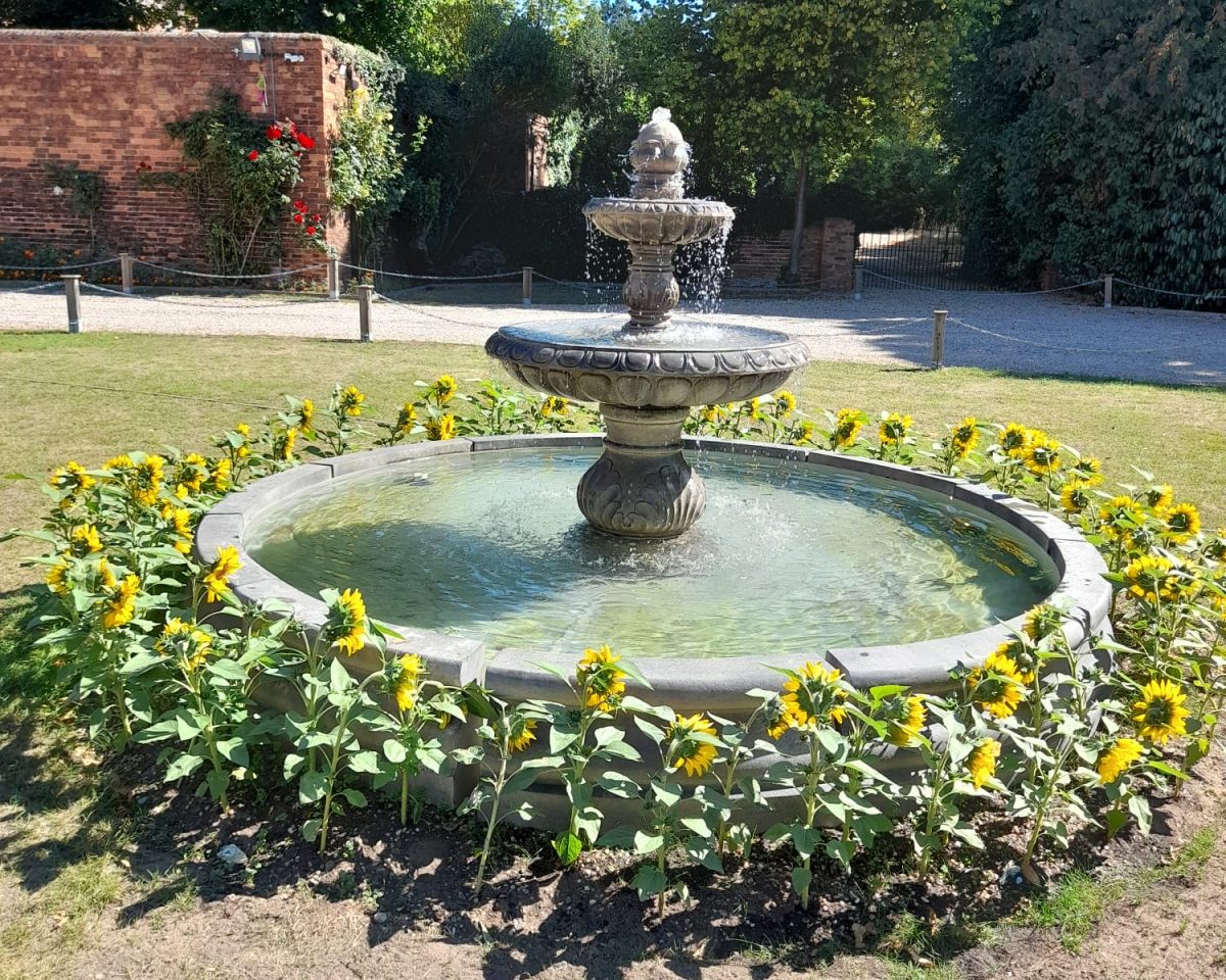 2 Tiered Dynasty Fountain with Large Romford Pool Surround - Stone ...